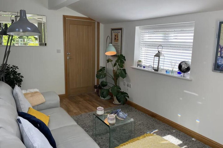 Self Contained, 2 Person Dog Friendly Apartment. Free Parking. - Louth