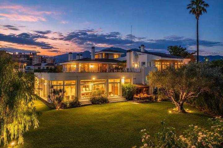Casa Unica En Roses De 975 M2 Con Piscina Interior Y Jardin 2000 M2 - El Port de la Selva