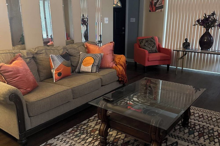 Charming 3-bedroom House In Serene Youngstown 5 Minutes From Shopping District. - Youngstown, OH