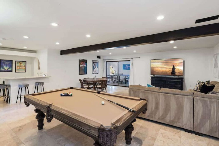Private Pickleball, Huge Pool, Game Room, Fire Pit - Palm Springs, CA