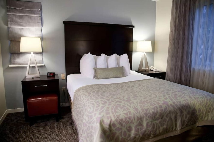 Minutes To San Francisco Zoo! Onsite Parking, Pool, Pet-friendly Property! - South San Francisco