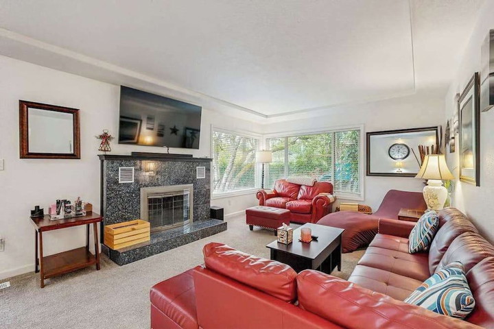 Dog-friendly 5br With Game Room & 2 Fireplaces - Beaverton, OR