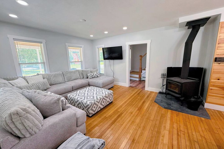 91m: Renovated Bethlehem Home With Hot Tub, Pool, Firepit, Fenced Yard! Walk To Restaurants - Bethlehem, NH