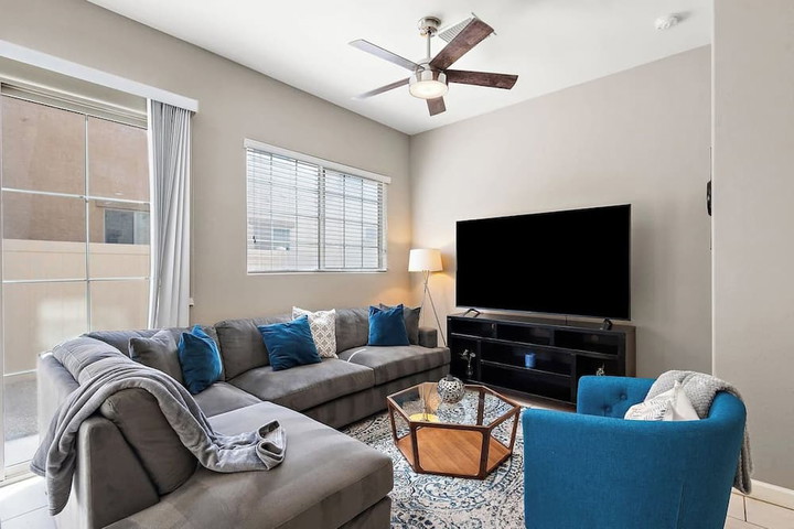 Mesa Country Club Townhome  Heated Pool, Jacuzzi & Gym Near Sloan Park - Mesa, AZ