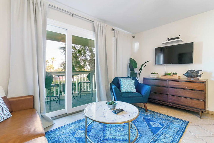 Stylish Beachfront Condo Walking Distance To Beach, Pool, Pier And Restaurants! - Mount Pleasant, SC