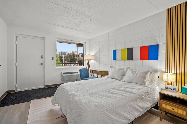 Stay Downtown, Free Gated Parking, Renovated Studio! 524 - Cedar Falls, IA