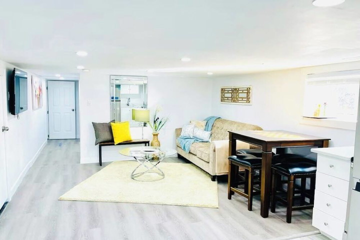 2-bedroom Apartment With Fast Wi-fi, Private Laundry & Entrance; Free Parking - Windsor, ON, Canada