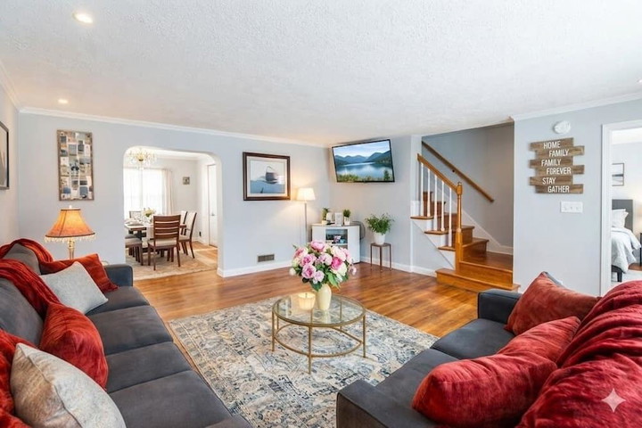 Chic Towson Townhome: 3br, Bonus Suite, Deck, Free Parking - 15 Min To Baltimore - Towson, MD