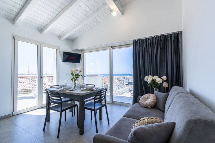 The Apartment Is Modern, Well-organized, And Designed To Offer Comfort And Functionality Throughout Your Stay. The Spaces Are Bright And Airy, With A Layout That Allows For Easy Movement Even With Multiple Guests.it Features Two Bedrooms: One With A Doub - Forte dei Marmi