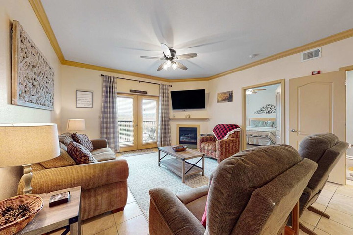 Mountain Views, Pools And Hot Tub, Walk To Parkway - Pigeon Forge, TN