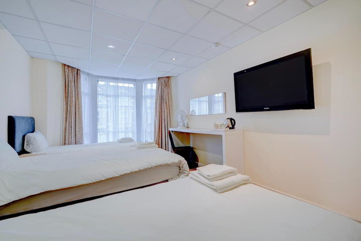 Oyo Flagship Cardiff Central - Deluxe Quad Room - Cardiff