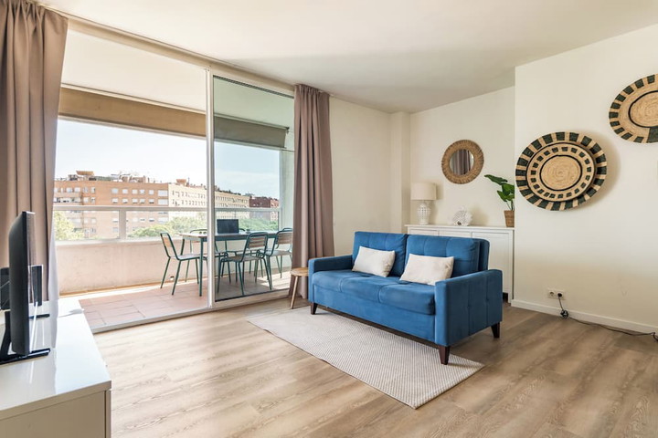 Appartement Lumineux De 2 Chambres Pour 4 Personnes Avec Terrasse Meublée, Vue Lointaine Sur La Mer, Deux Salles De Bain, Piscines, Jardins, Aire De Jeux Et Deux Terrains De Padel Partagés Près De Diagonal Mar. - Badalona