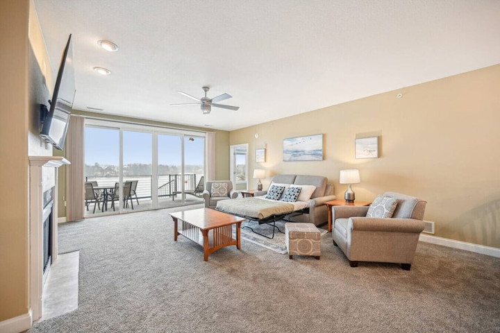 Scenic Shores Escape - Lakefront - Indoor Parking - Wisconsin Dells, WI