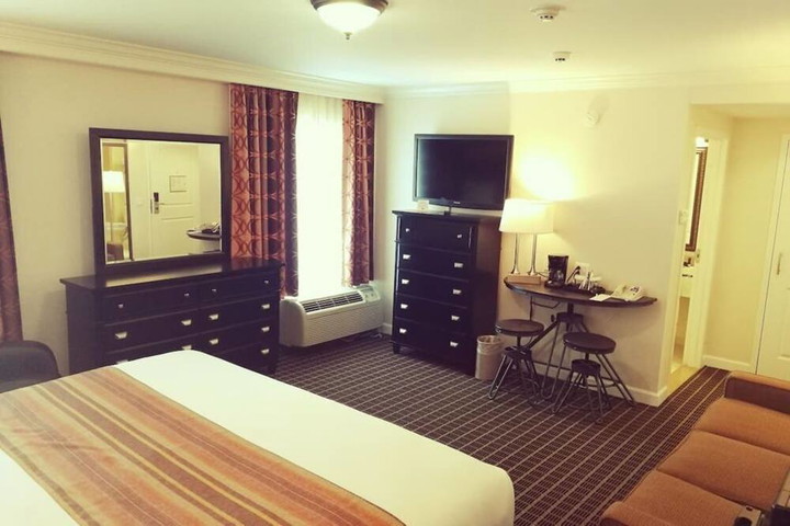 Tranquil Room With Gym At Wilshire Grand Hotel - New York City