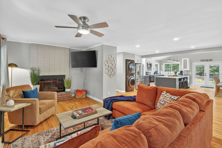 Luxe Blue Haven 3br + Sleeps 8 + Huge Fenced Yard - Chapel Hill, NC