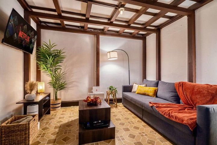 La Cueva Loft Rustic Colonial Romance - Levittown