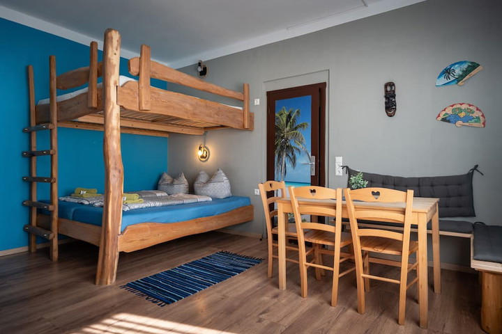 Shared Room For Up To 4 People - Pension Cubana - Rothenburg