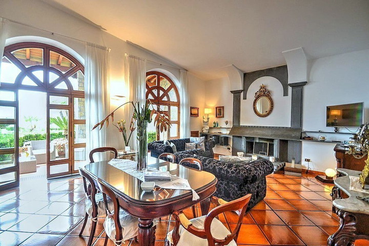 Villa Mabella: A Bright And Elegant Three-story Historical Villa Located On A Hillside, Facing The Sea, With Free Wi-fi. - アマルフィ
