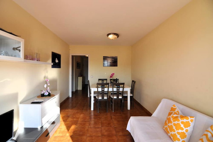 Vacation Rental In Roses, Costa Brava: Cozy Apartment 400 Meters From The Beach, Capacity For 6 People And Terrace. - Roses