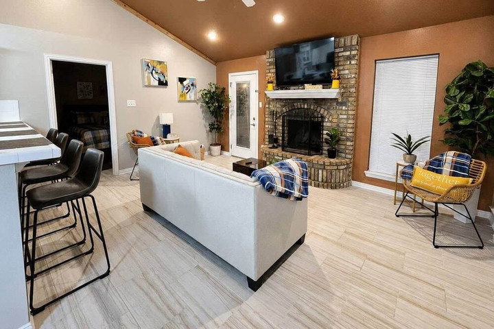 Rest A While Townhome - Hot Tub - Convenient Location - 타일러
