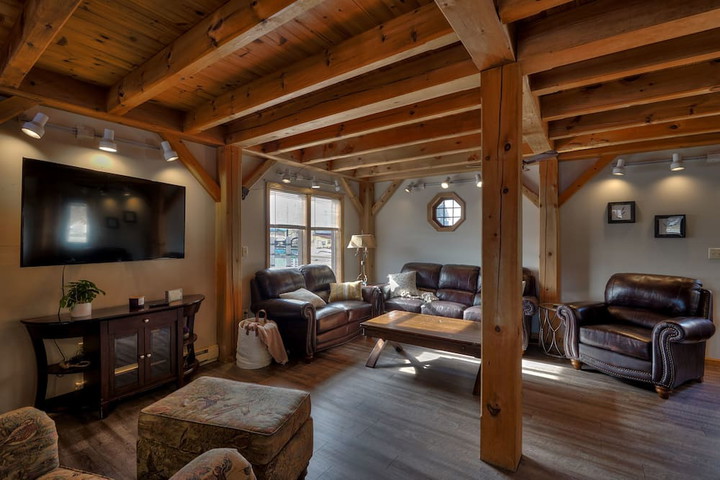 Water Street Cabin! Waterfront 2 Bedroom, 1.5 Bath, Sleeps 8 - Iowa