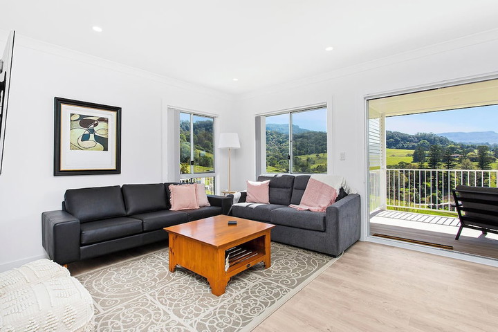 Breathtaking Hilltop Cabin 2 - A Home Away From Home - Kiama