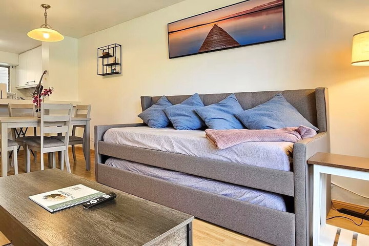 Waikiki 2br W/ Ac - Walk To Beach + Free Parking, Sleep Up To 8 - Honolulu, HI