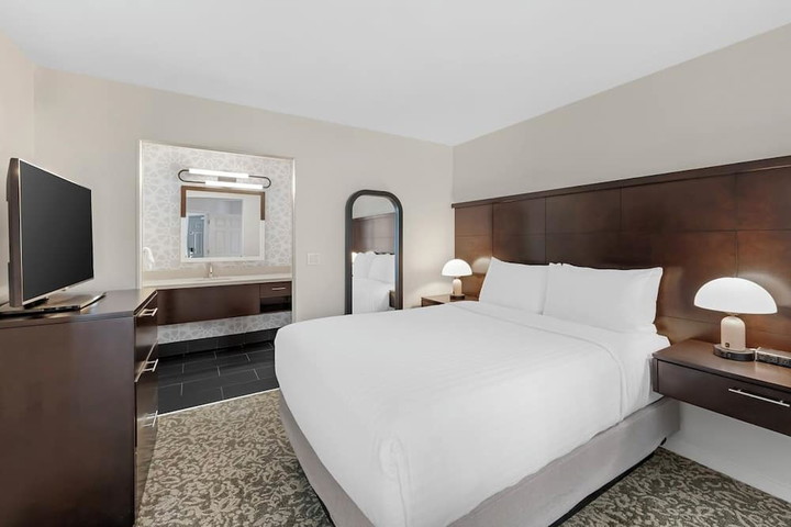 Best Place To Stay In Chatsworth! Full Kitchen, Swimming Pool, Free Breakfast! - Los Angeles