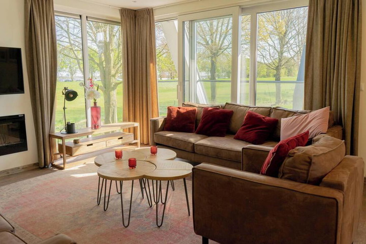 Villa With 5 Bedrooms And A Garden - Dronten
