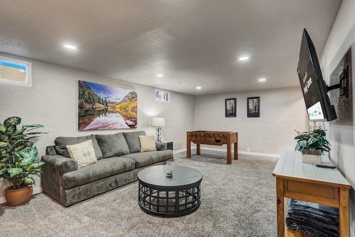 Shady Grove! 5br Home W/ Foosball, Walk To Occ! - Colorado Springs, CO