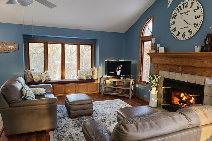 Secluded Retreat With Great Outdoor Spaces, Tree-top Views, Hot Tub - Galena, IL