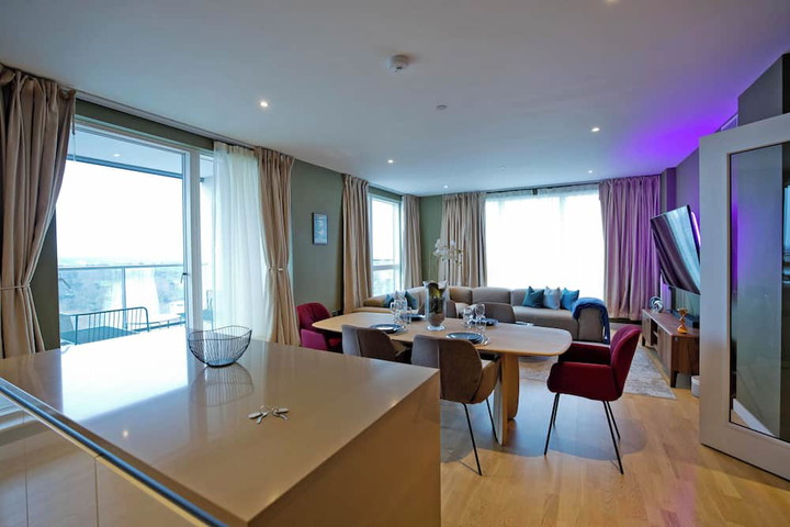 Luxury 360 Penthouse W/ Gym & Parking - Hampton
