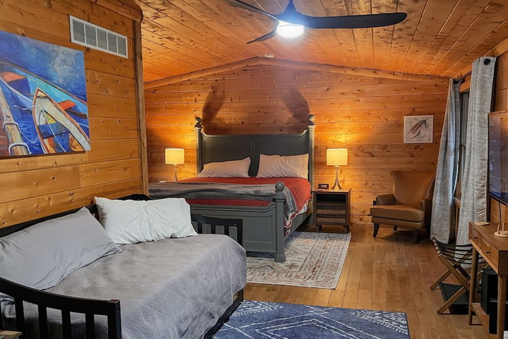 Edgewater Lodge: Riverfront Family Fun In Grayling - Grayling, MI