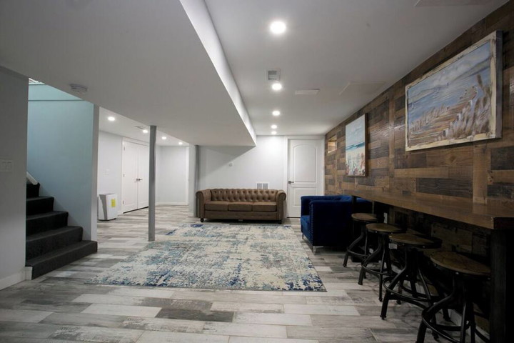 Modern Home With A Private Heated Pool And Jacuzzi - New Haven, CT