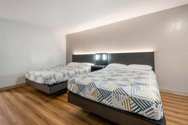 2 Queen Beds | Micfridge - Laredo, TX