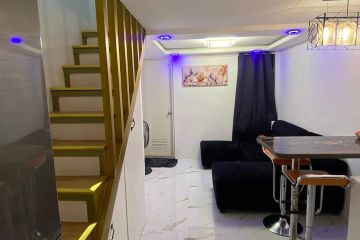 Golden Loft With Mood Lighting,stylish Staycation Loft  Fast Wi-fi, Soft Couch - Metro Manila