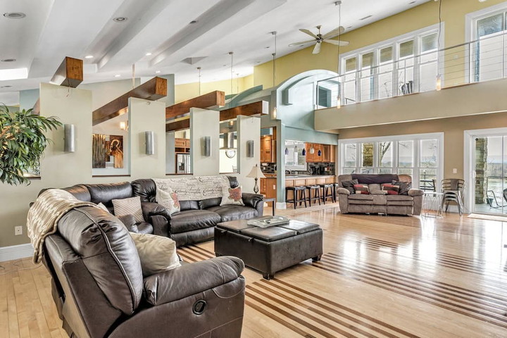 Luxury Waterfront Home Over 6000 Sq Ft. - Tennessee