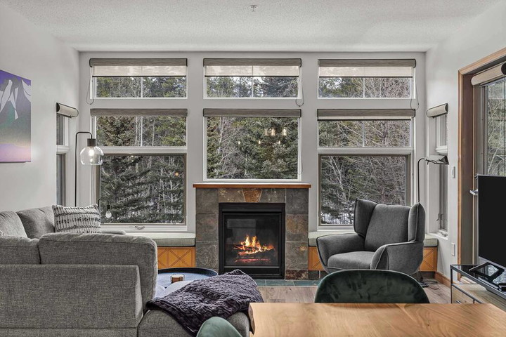 Tranquil Condo In The Trees, Spacious 2bd Hot Tub & Pool - Canmore