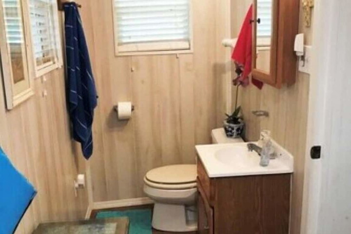 Little Cabin Sits On River W/ Lighted Fishing Pier - Matagorda, TX