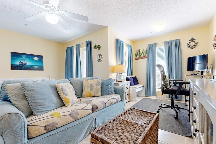 Spacious Condo With Balcony In Navarre Beach With Shared Pool - Navarre Beach, FL