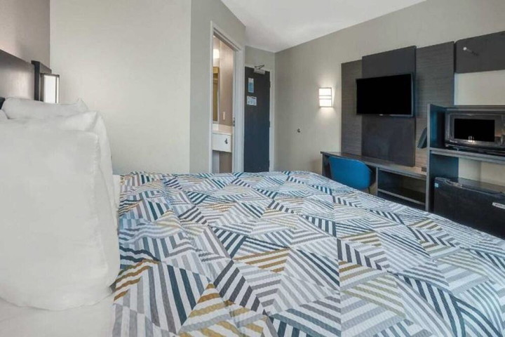 1 Queen Bed | Micfridge, Non-smoking - Montgomery, AL