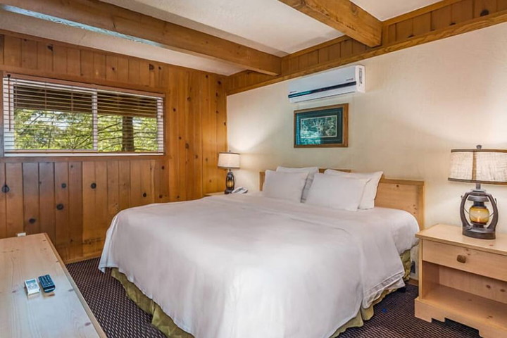 Lake Chalet & Mountain Air Vibe | Allows Pets & Access To Lakeview Pool - Bass Lake, CA
