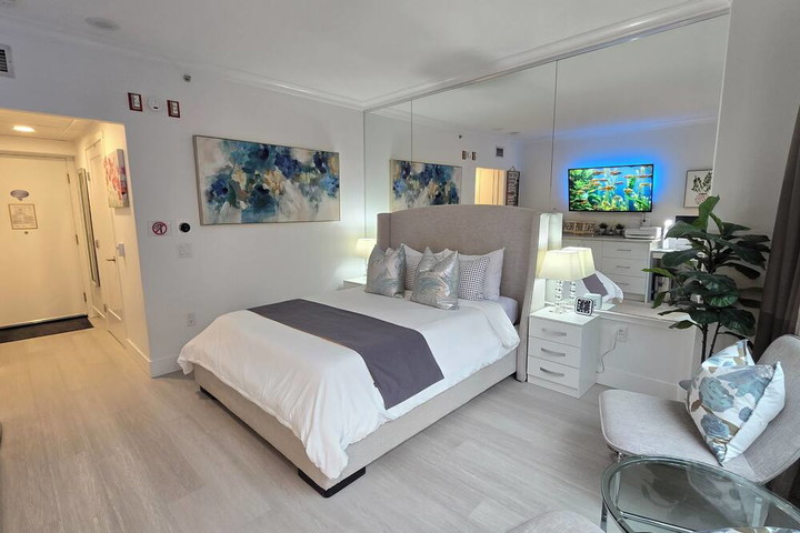 Downtown Vancouver Renovated, Bright & Modern Hotel Room At 567 Hornby St - Vancouver
