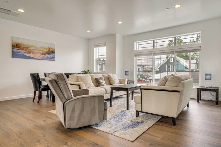 Balcony & Mtn Views! Newly Built Getaway In Monroe - Monroe, WA