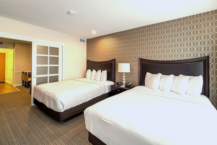 Anaheim | Couples Magic Getaway | Pool + Hot Tub - Irvine, CA