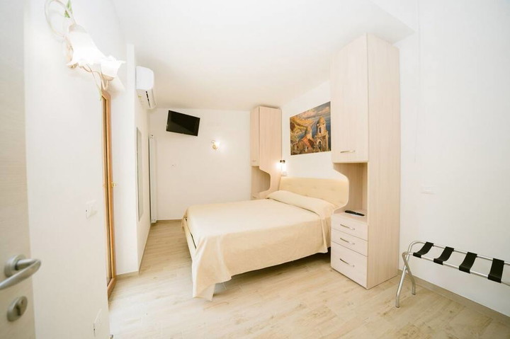 Pontone Di Scala - Lemons & Sun Apartment Can Accommodate Up To 4 People. The Property Has 1 Bedroom With Double Bed And A Living Area With Kitchenette And Sofa Bed. The Kitchenette Is Equipped With A Dining Table, A Coffee Machine, A Refrigerator And A - Ravello