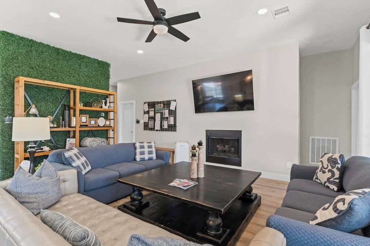 Stylish Home With Hot Tub & Gaming Garage - The Woodlands, TX