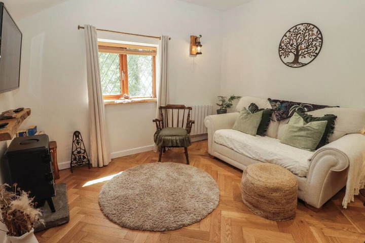 Cân Yr Adar, Pet Friendly, Character Holiday Cottage In Llangeinor - Bridgend