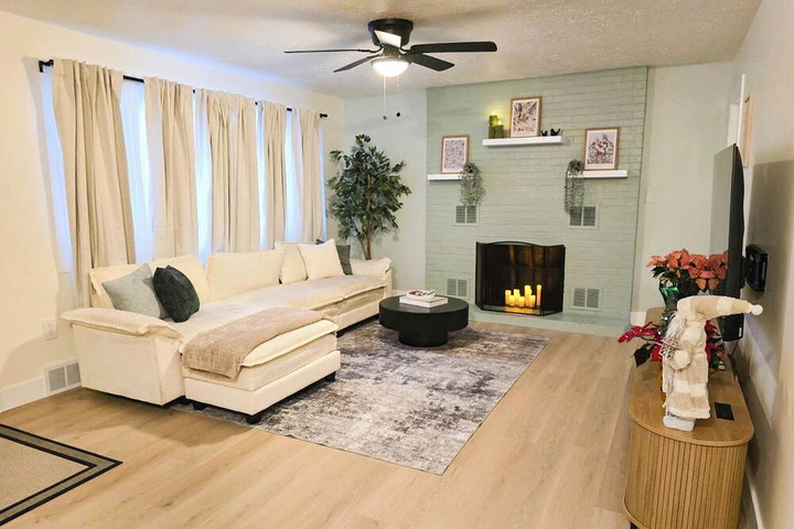 Freshly Renovated - Gem City's 4 Bedroom Farmhouse - Dayton, OH