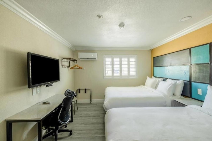 Relax In A 2 Queen Beds Room For Family Stays In Victorville  3 Rooms - Victorville, CA
